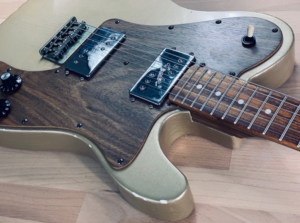 S71 CUSTOM SHOP SHORELINE GOLD ‘72 RELIC TELECASTER DELUXE. Tigerwood ...